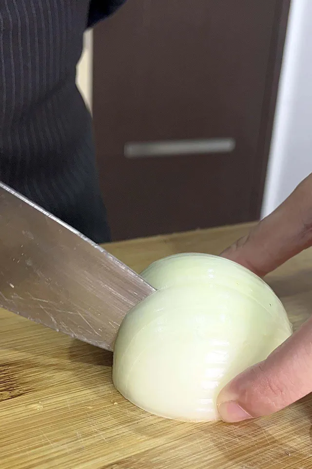 How to Cut an Onion: 5 Classic Methods for Everyday Cooking