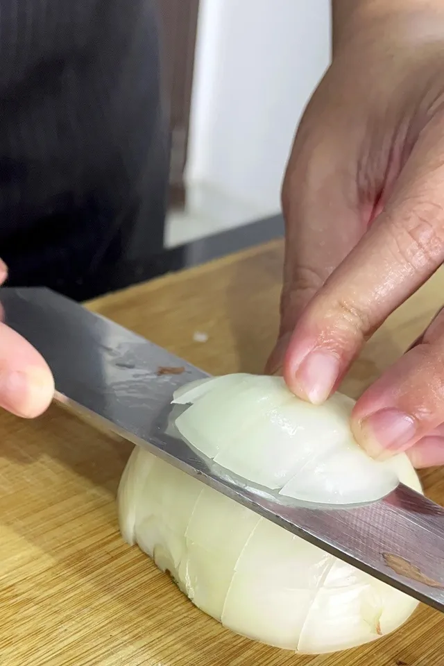 How to Cut an Onion: 5 Classic Methods for Everyday Cooking