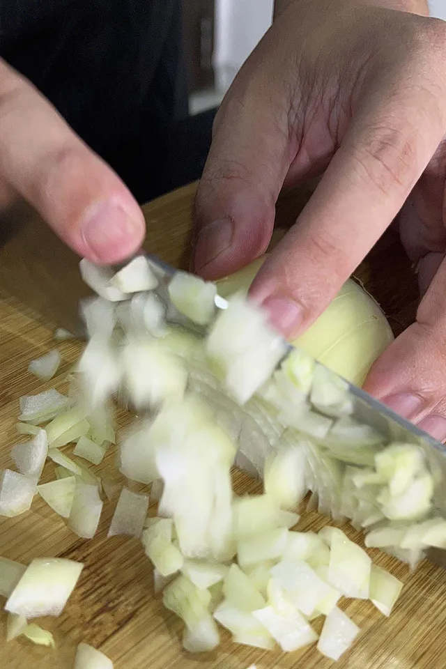 How to Cut an Onion: 5 Classic Methods for Everyday Cooking