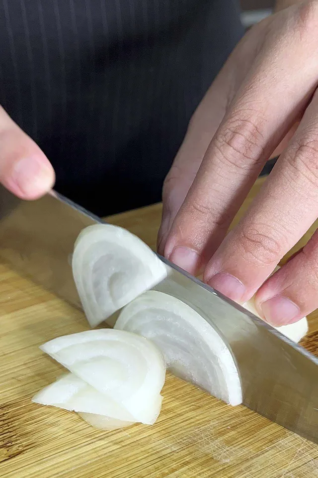 How to Cut an Onion: 5 Classic Methods for Everyday Cooking